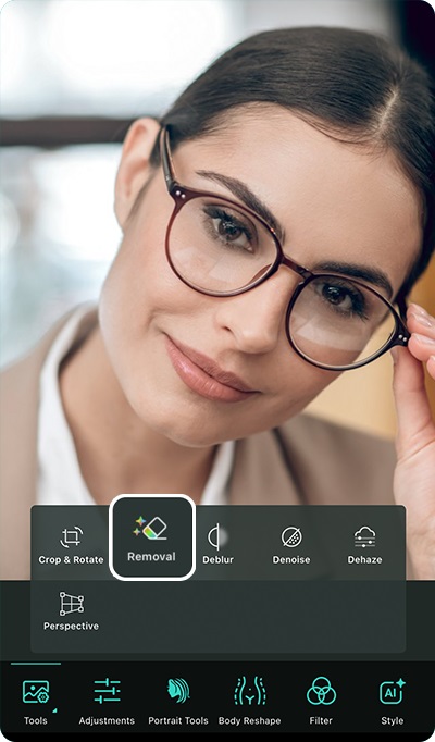 PhotoDirector — Remove Glare from Photos for Free